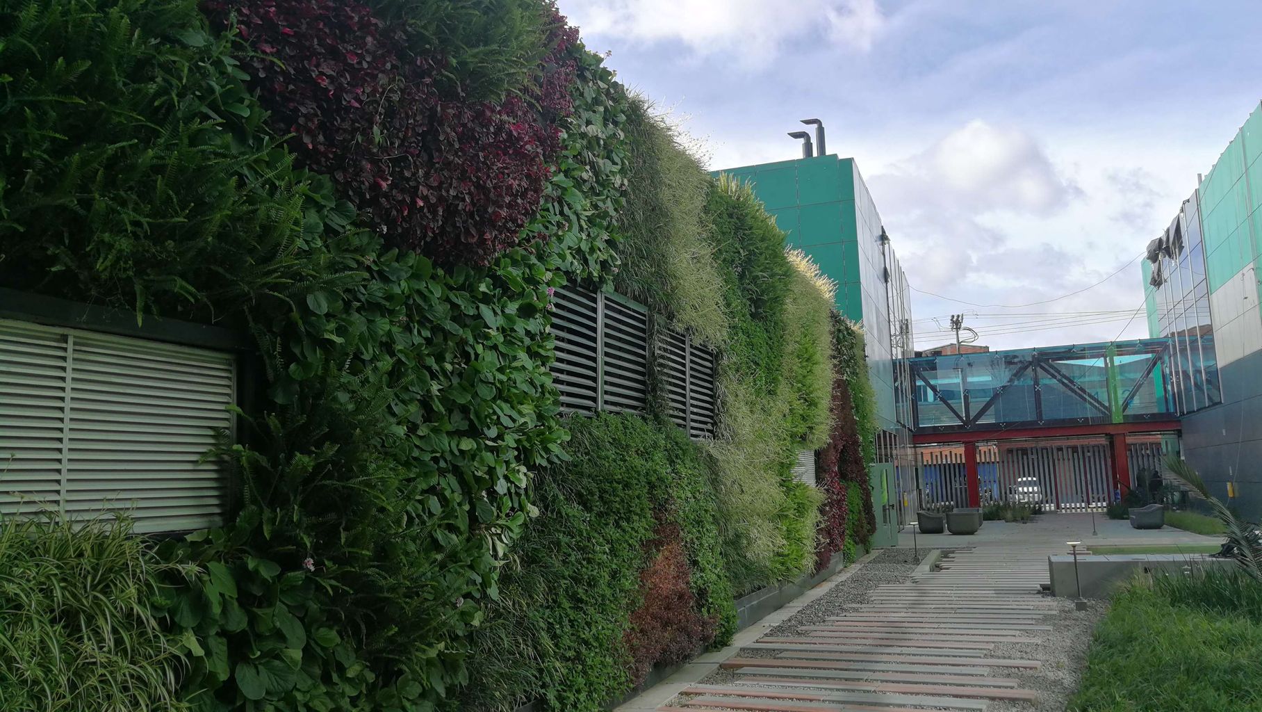 Jardines verticales edificio laboratorios dian | homify