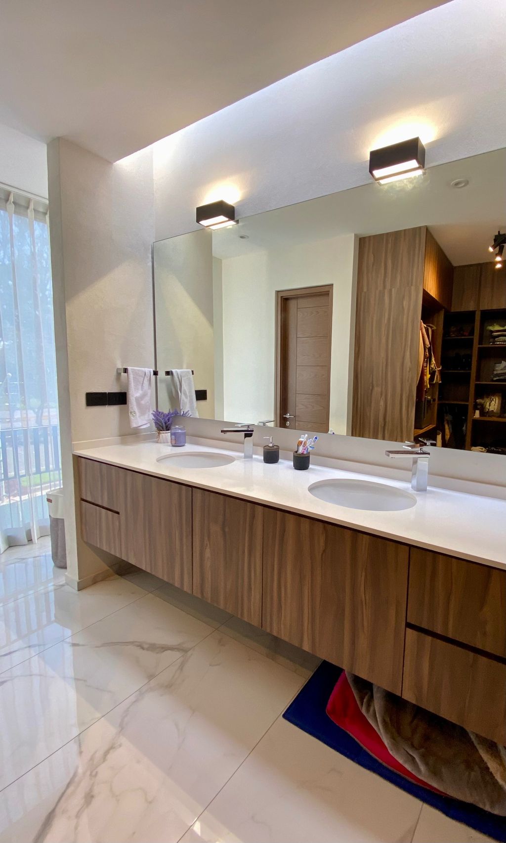 Vestidor con iluminación led y funciones ocultas. | homify