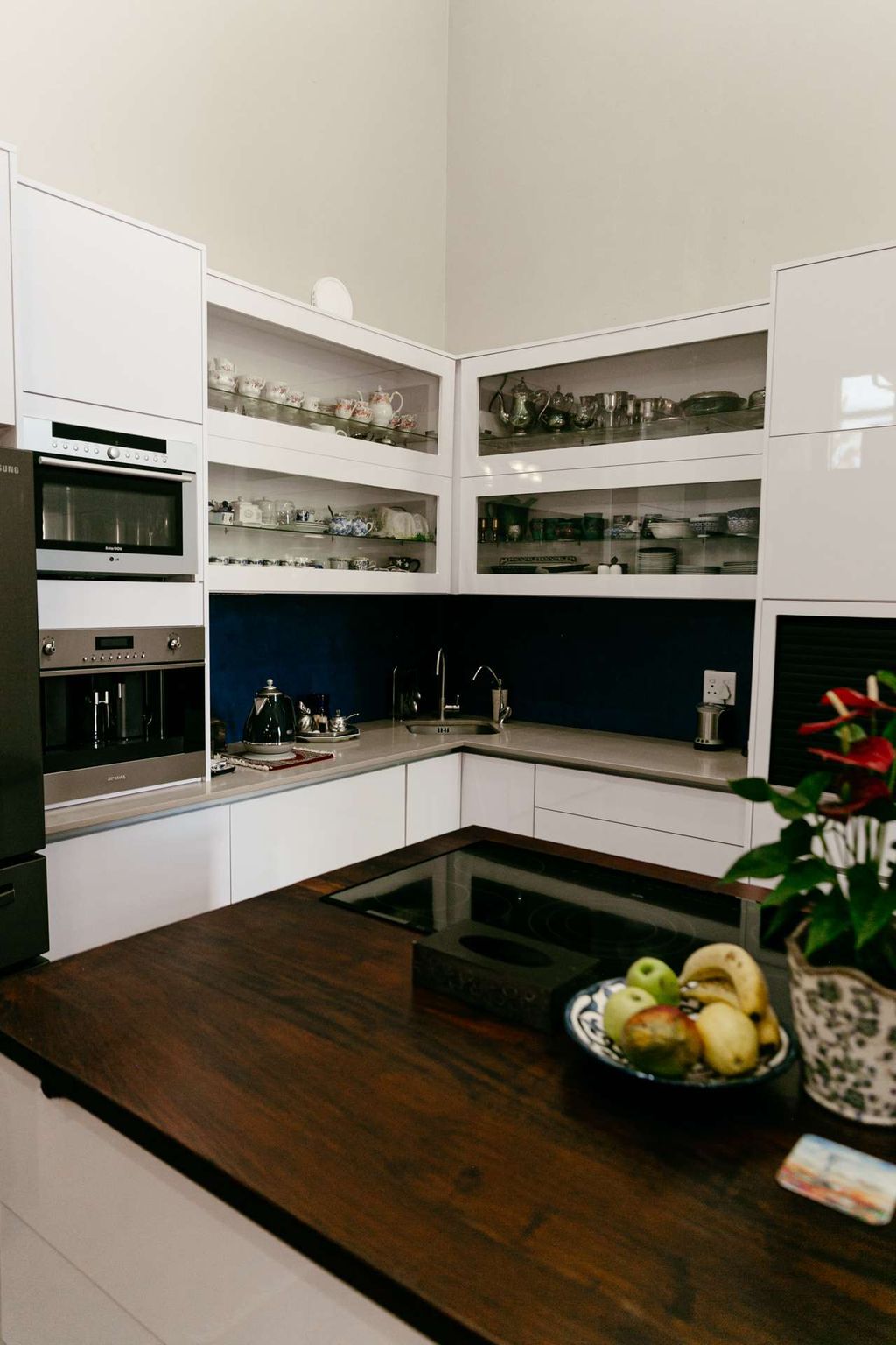 Ultra-modern white gloss kitchen | homify