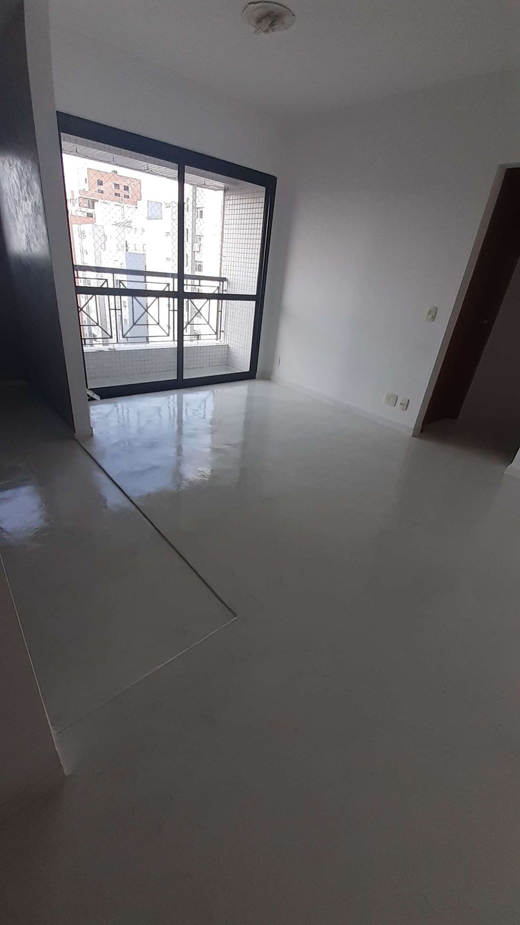 Piso em micro cimento queimado piso, pia branco e paredes cinza. | homify