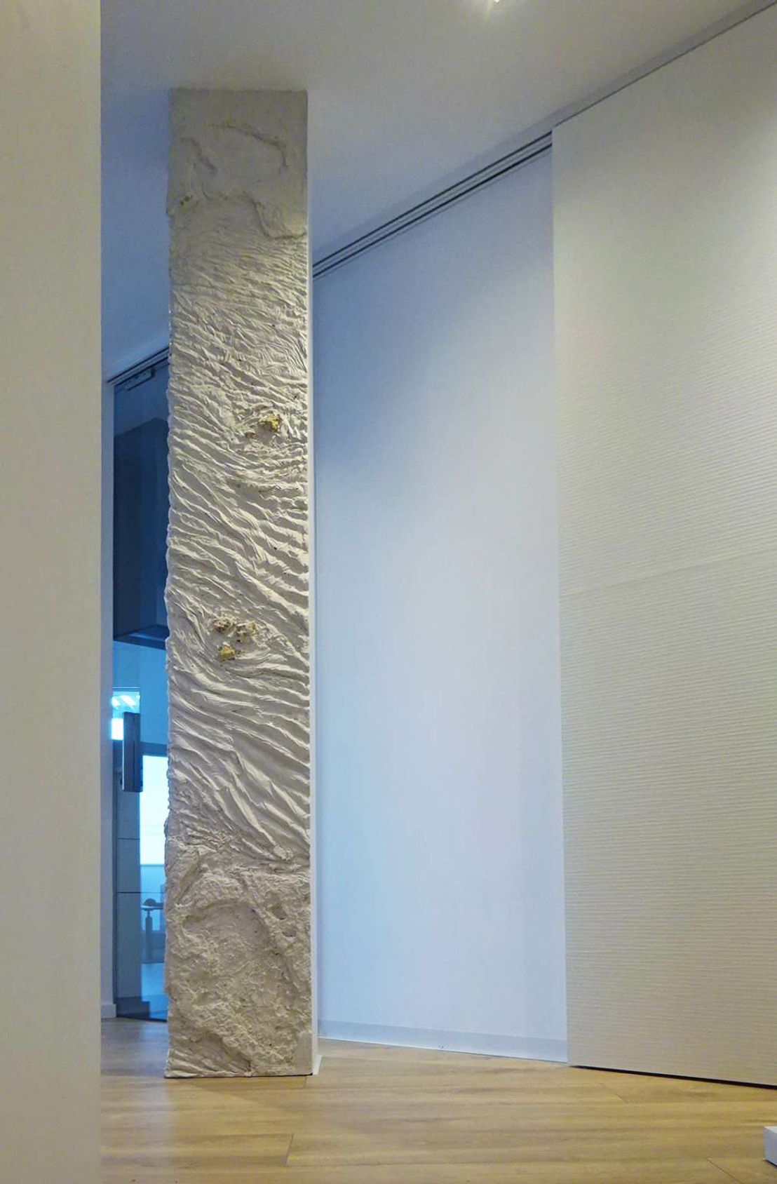 Colonnes et surfaces murales sculptées en bas-relief, faites à la main ...