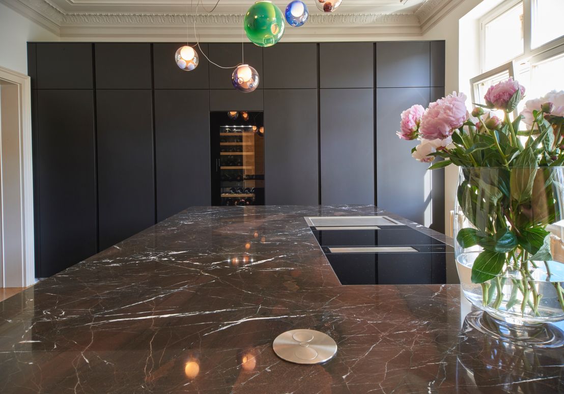 Schwarzer Lack mit einer Kochinsel und Granitplatte | homify