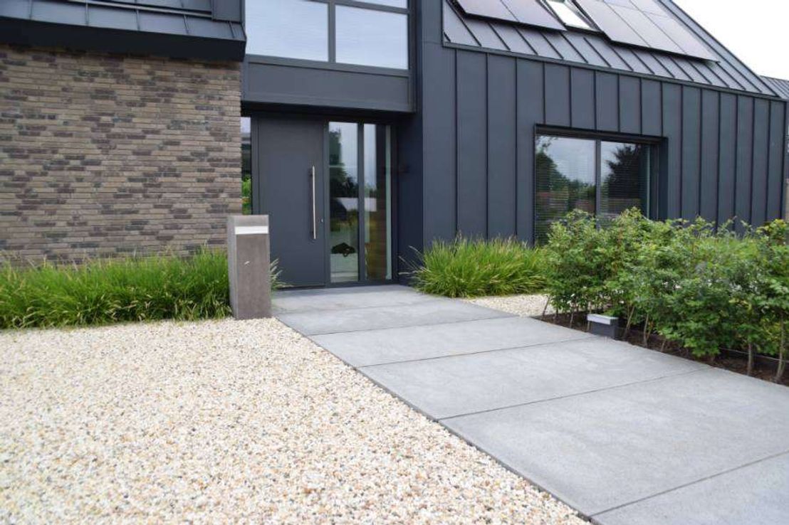 Voortuin met strakke lijnen en robuuste materialen | homify