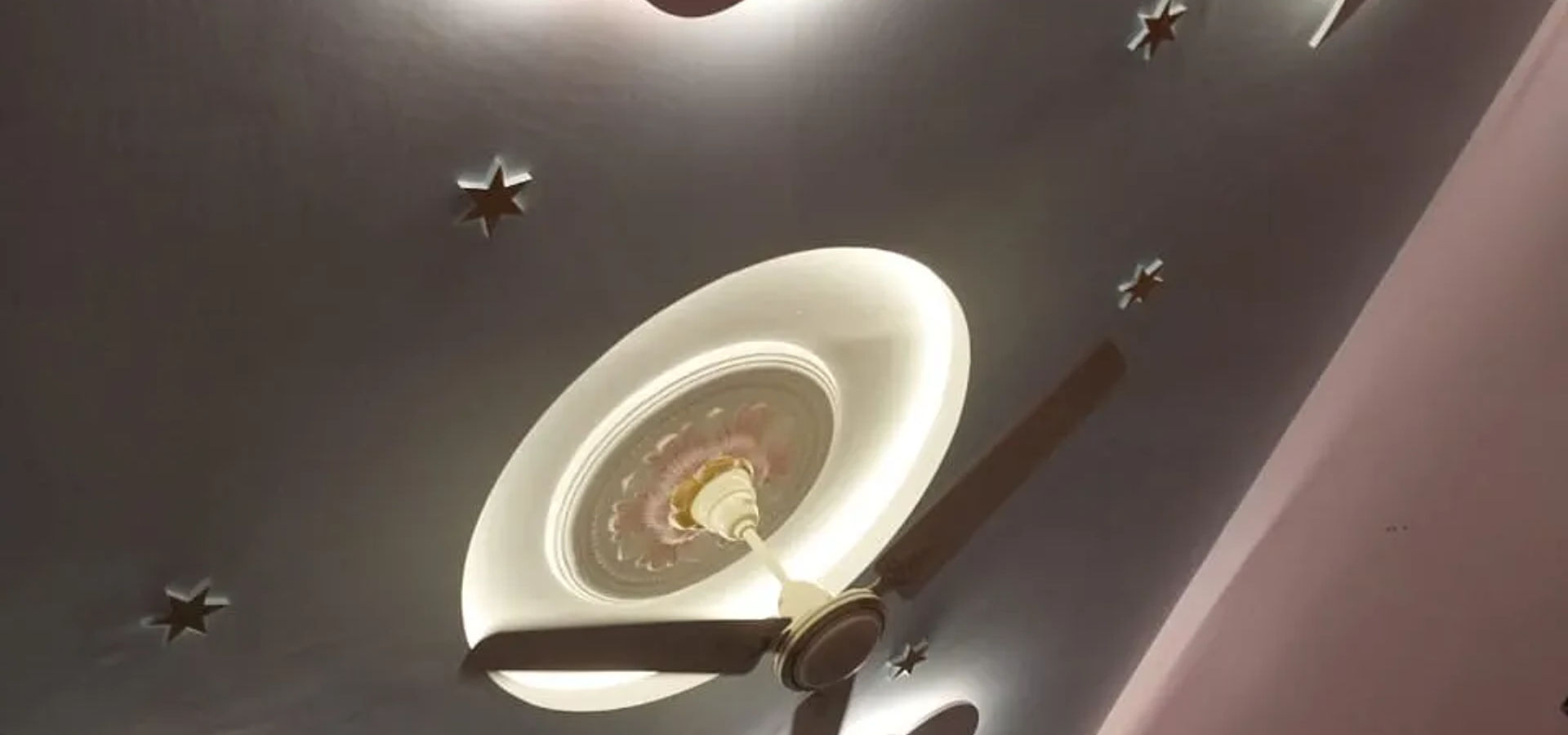 True Ceiling: Decoradores y Diseñadores de interiores en Hyderabad | homify