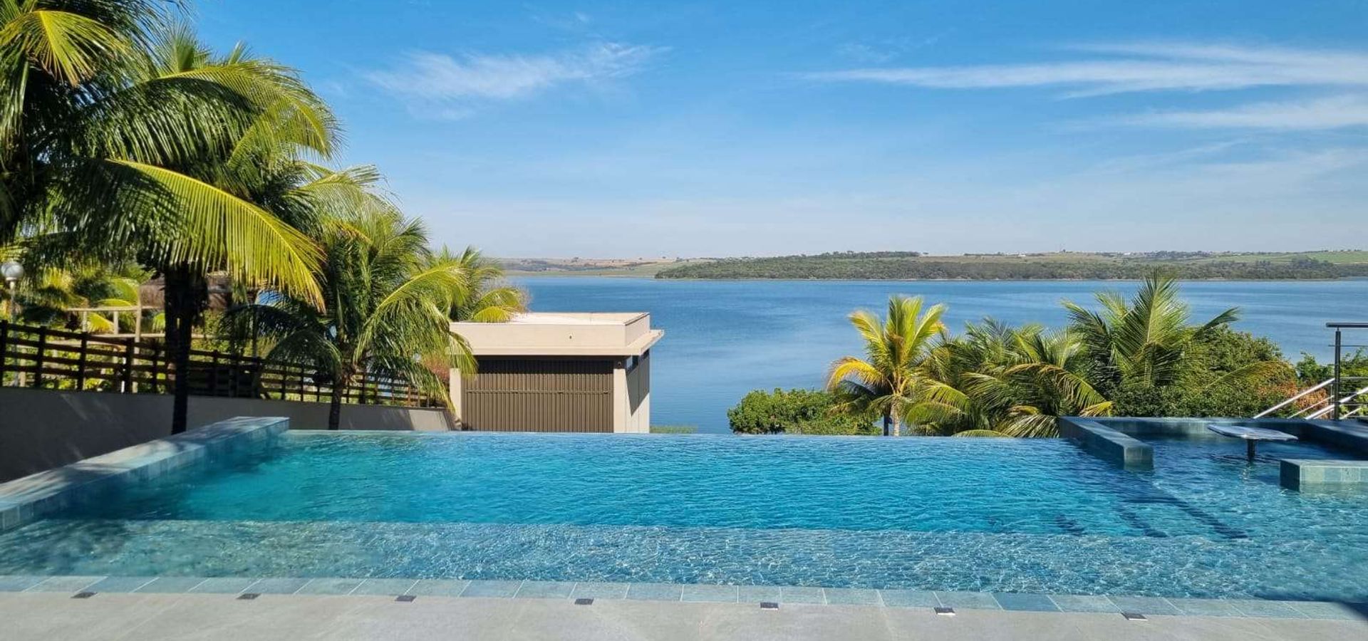 Piscina em alvenaria com Borda infinita | homify