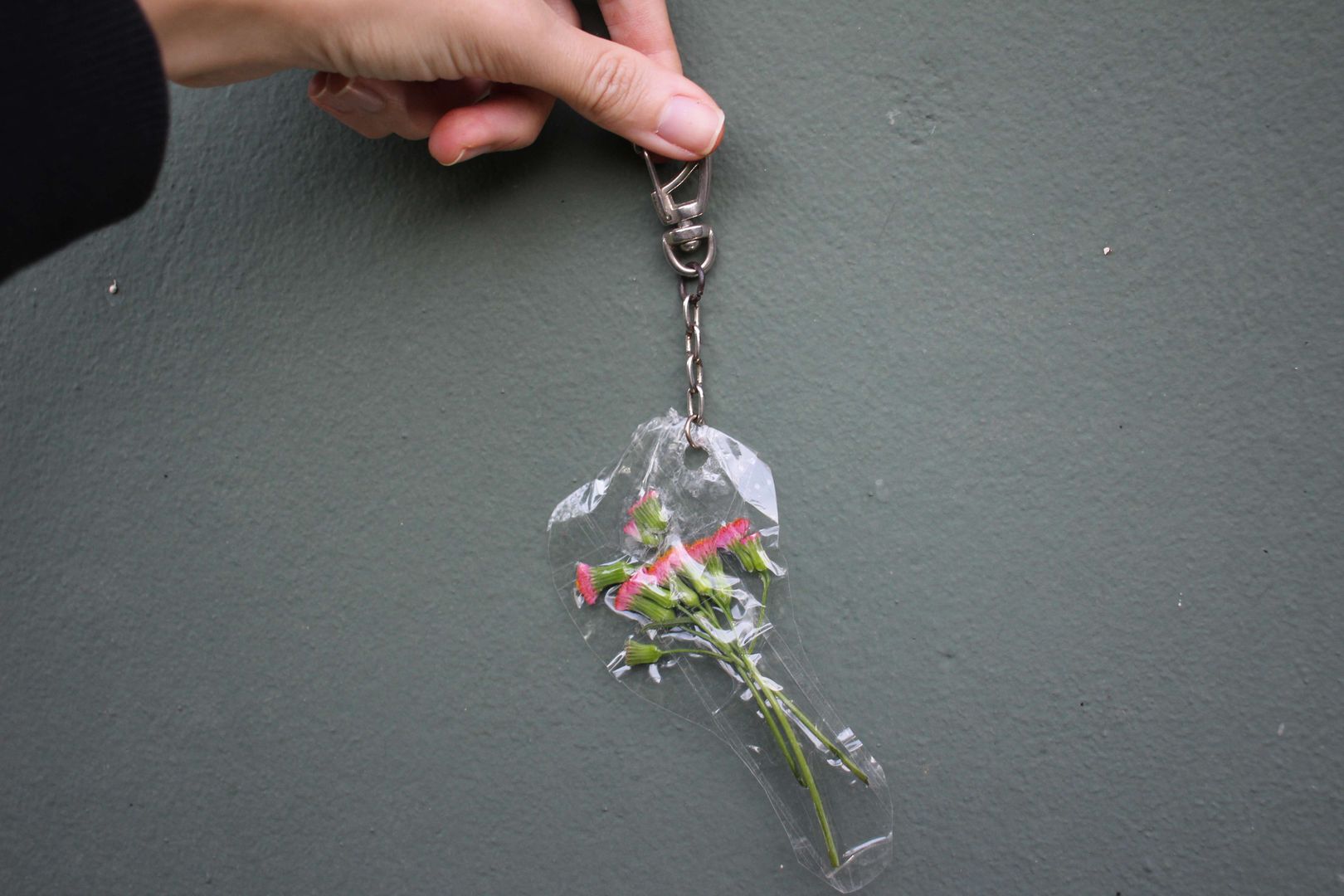 How to Make a DIY Keychain with Flowers [7-Step Tutorial] | homify