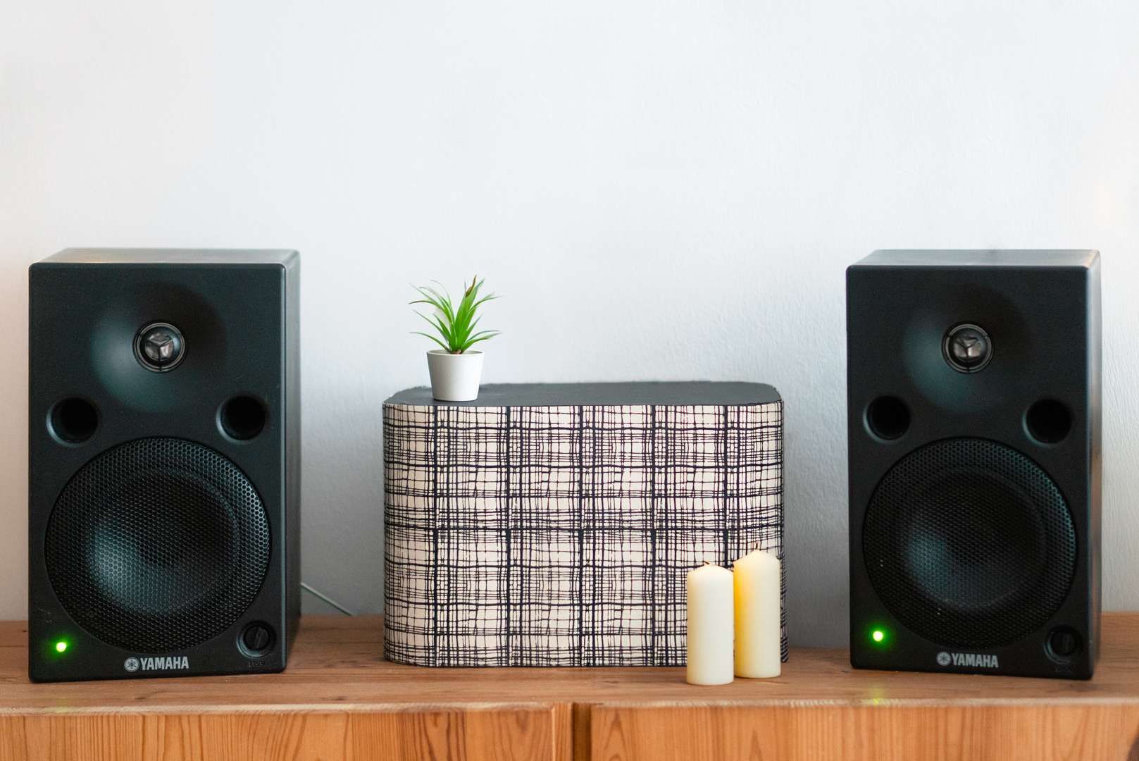 Kabel stilvoll verstecken: Mit einer DIY-Organizerbox aus Karton | homify