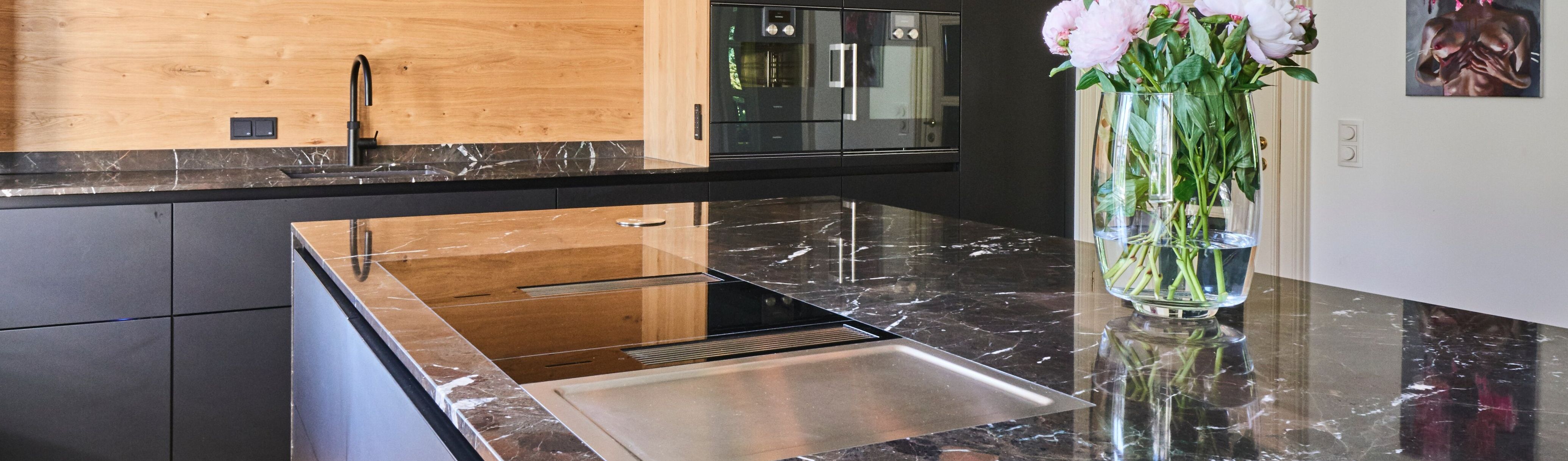 Schwarzer Lack mit einer Kochinsel und Granitplatte | homify
